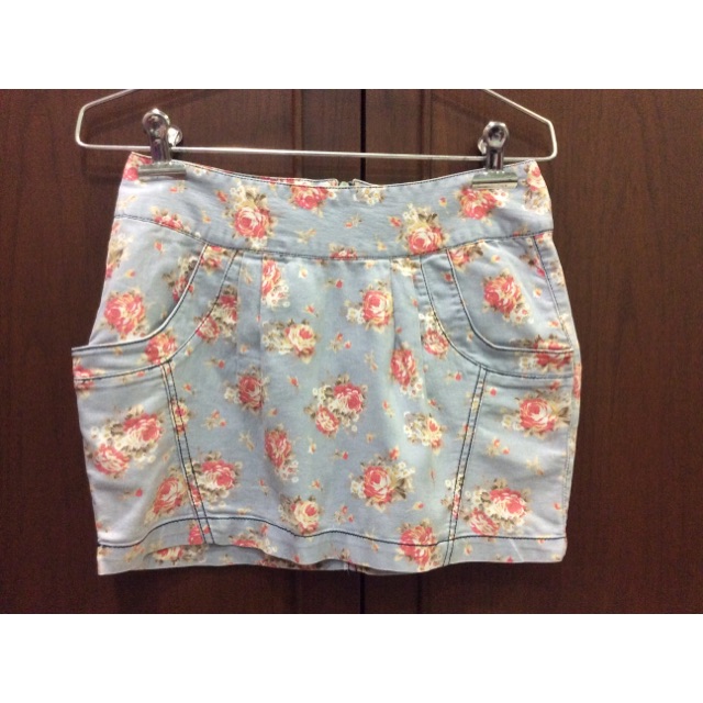 กระโปรงสั้น Miniskirt น่ารัก พิมพ์ลาย กุหลาบ แบรนด์ Brand Cache Cache แท้ สีฟ้า | Shopee Thailand