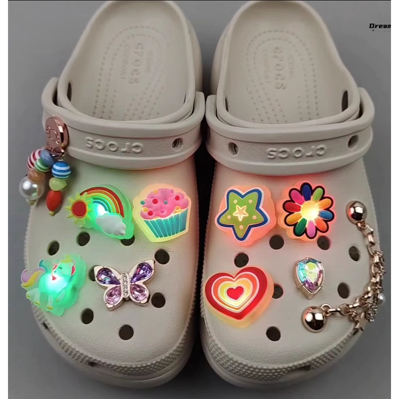 ใหม่ ตัวติดรองเท้า crocs jibbitz Charms รองเท้าแตะ โลหะ แต่งไฟแฟลช LED ...