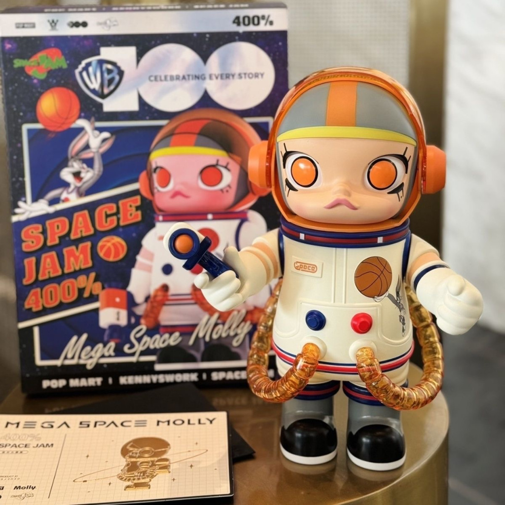 POP MART SPACE JAM 400% scale MEGA Space Molly popmart นักบินอวกาศอิน ...