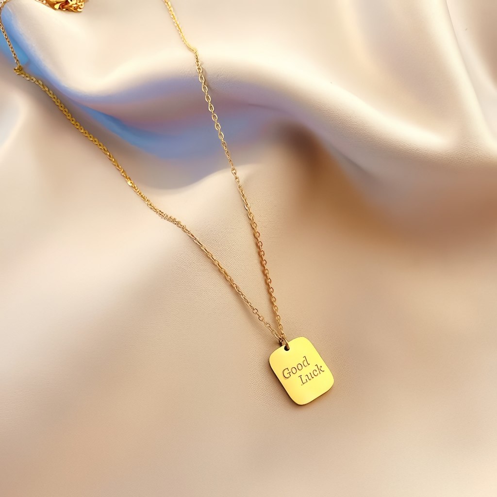 Goodluck Gold สี่เหลี่ยมเล็กยี่ห้อสร้อยคอเหล็กไทเทเนียมElectroplating K Gold Simpleจี้ตัวอักษร ...