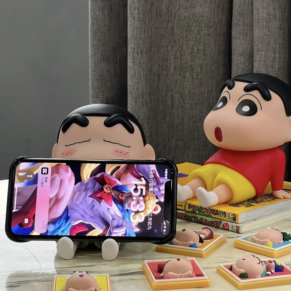 Crayon Shin-Chan ขาตั้งโทรศัพท์มือถือ Lazy Stand ของขวัญตกแต่งเดสก์ท็อป ...