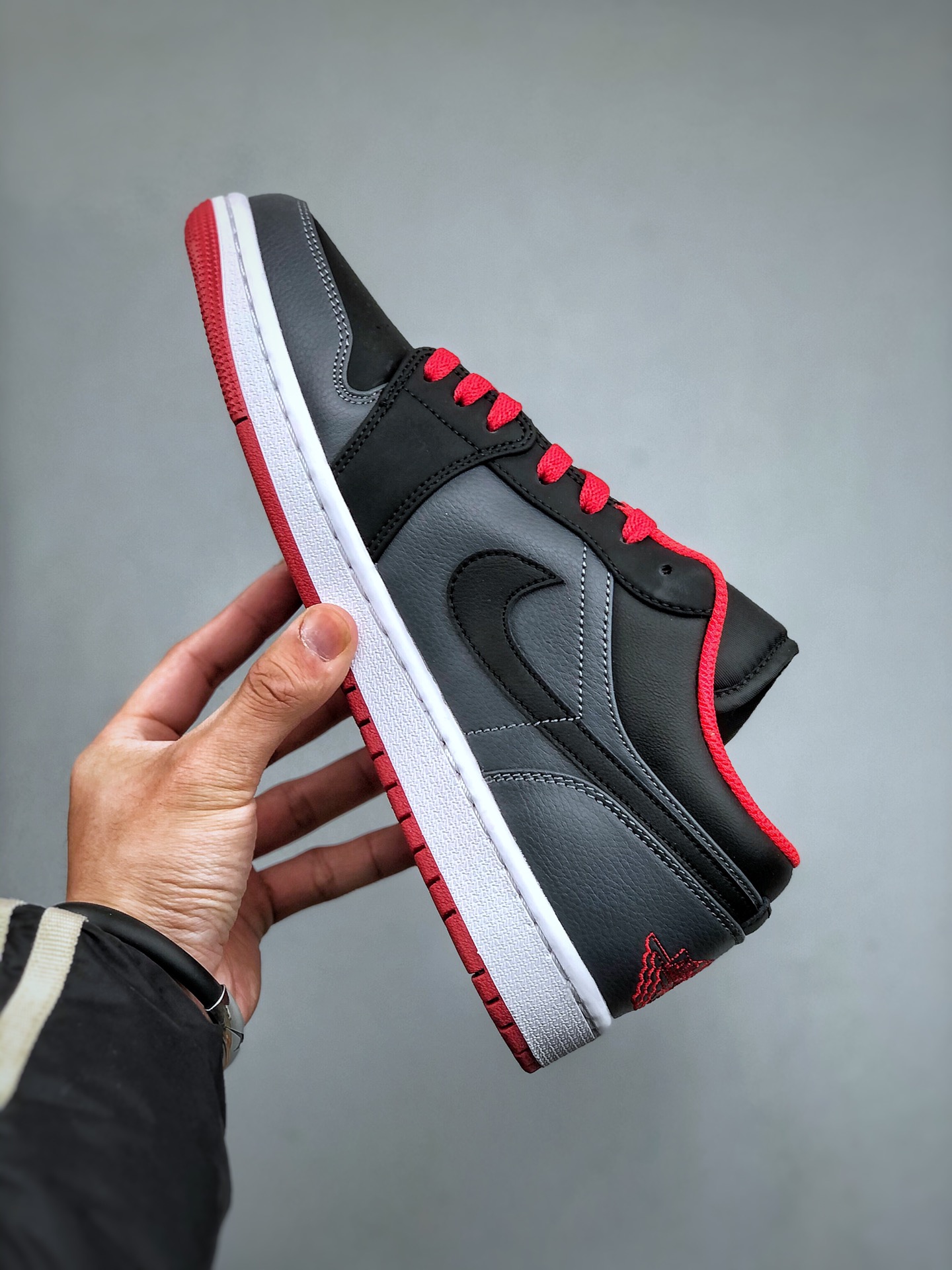 รองเท้าบอร์ด. รองเท้ากีฬา Air Jordan 1 Low AJ1 553558 002 | Shopee Thailand