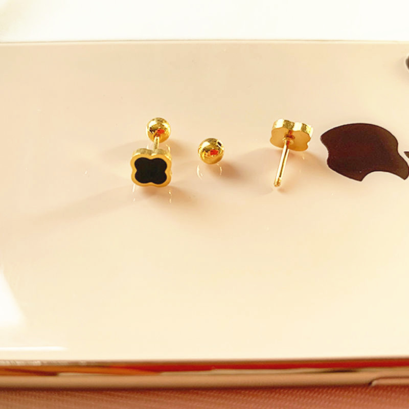 Mini Four-Leaf Cloverต่างหูหญิงไทเทเนียมเหล็ก Fine เข็มต่างหูเกลียว ...