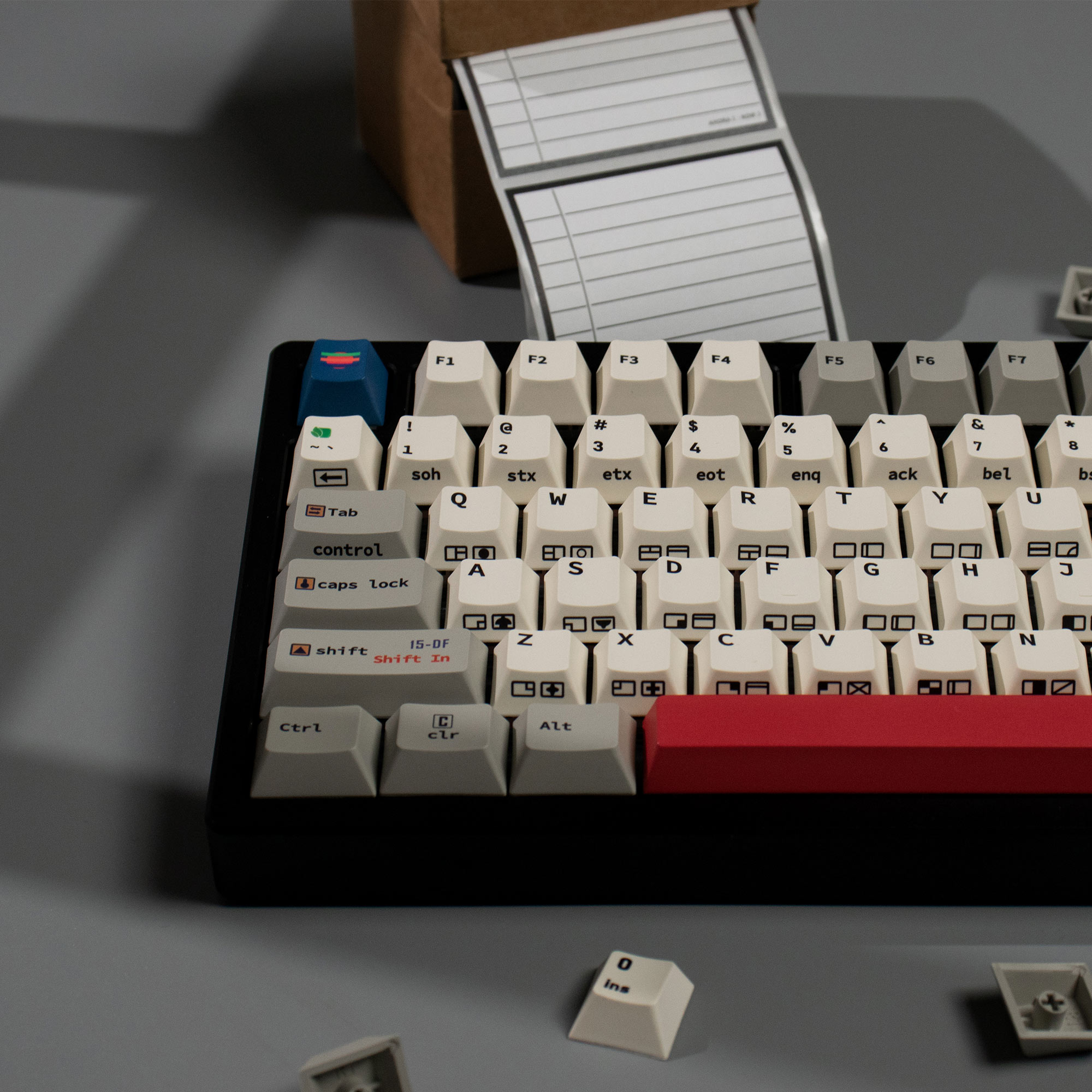 Retro Keycaps C64 สีขาวสีเทา PBT ความหนา 1.7 มม.โปรไฟล์เชอร์รี่ Keycaps ...