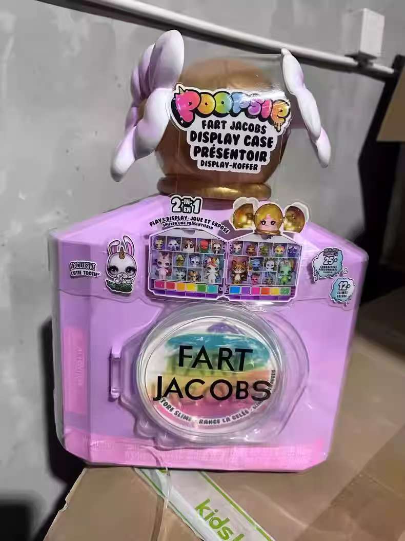 Poopsie Fart Jacobs 2-in-1 Play & Display Case Poopsie Fart Jacobs 2-in ...