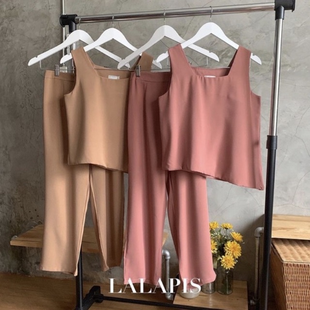 ชุดเซ็ต จากร้าน Lalapis ส่งต่อ เสื้อผ้ามือสองสภาพดีมาก สีเนื้อเบจใส่1 ...