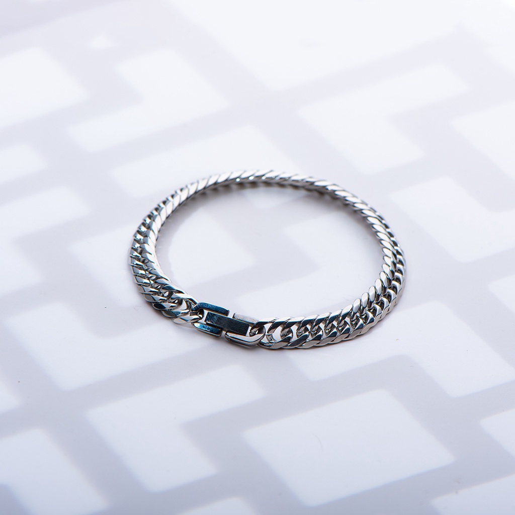 สร้อยข้อมือสแตนเลส ขอบโค้ง สีเงินเงา หน้ากว้าง 6.6 มิล ตัวล็อกแบบตะขอ ...