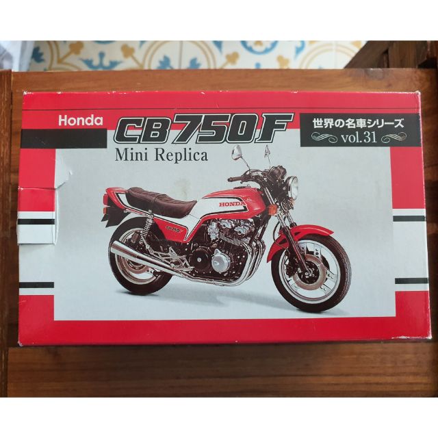 โมเดลรถมิเตอร์ไซค์ Honda CB 750F ทำจากเหล็กทั้งคันครับงานเก่าครับ ...