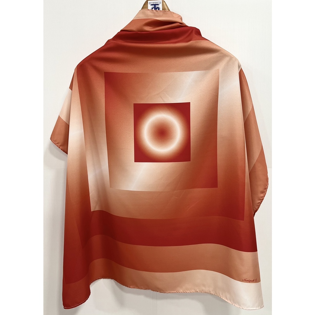 ผ้าพันคอ สีแดง สีเหลี่ยมจัตุรัส 88x88 cm. | Shopee Thailand