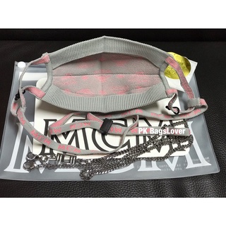 Mask ผ้าสีเทา ตัวอักษรสีชมพู ปักลาย MCM สายคล้องผ้า ปักลาย MCM และสาย ...