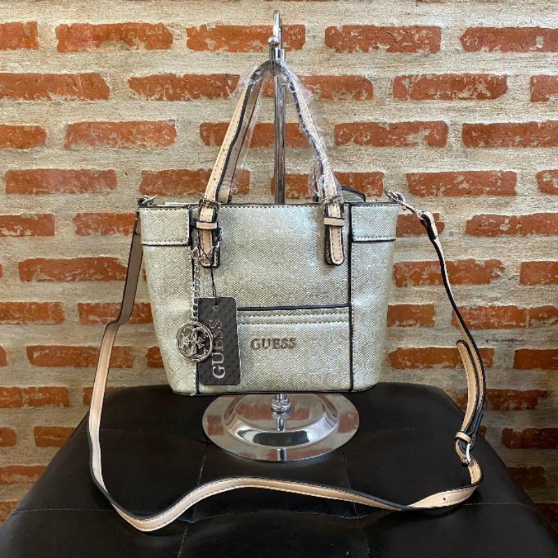 Guess mini toteกระเป๋าสะพายทรงช้อปปิ้ง | Shopee Thailand