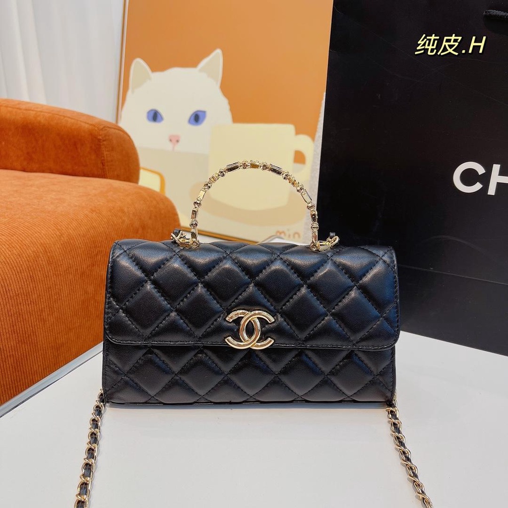Pure leather. Horizontal version CHANEL CHANEL rich recommend a carry ...