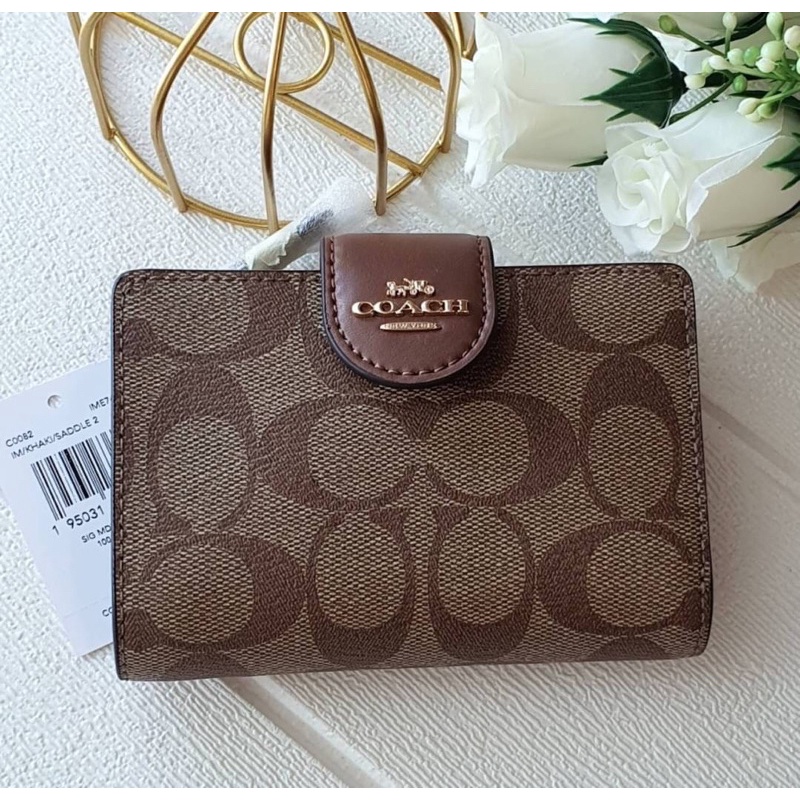 กระเป๋าตังค์ใบกลางแบบกระดุม MEDIUM CORNER ZIP WALLET IN SIGNATURE ...