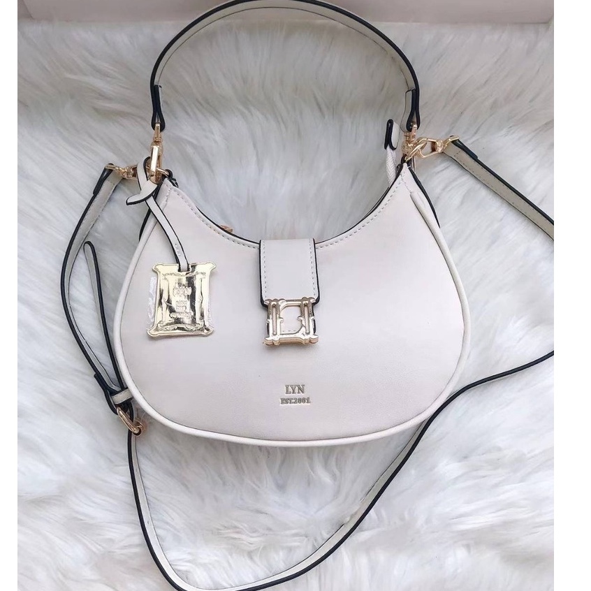 กระเป๋าสะพายข้าง LYN ทรงโฮโบ รุ่น Rivera shoder เเต่งหน้าป้ายอะไหล่ คลอ ...