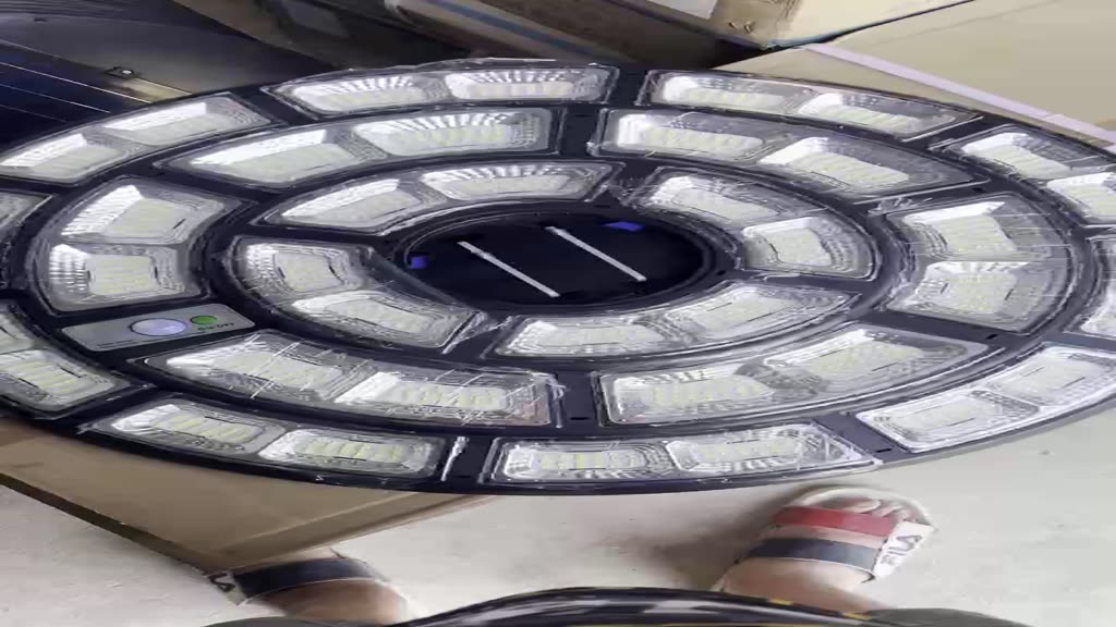 ใหม่ล่าสุด UFO-500000W 1272LED สว่าง 360 องศา กันน้ำ IP67 ใช้พลังงานแสงอาทิตย์100% รับประกัน1ปี ...