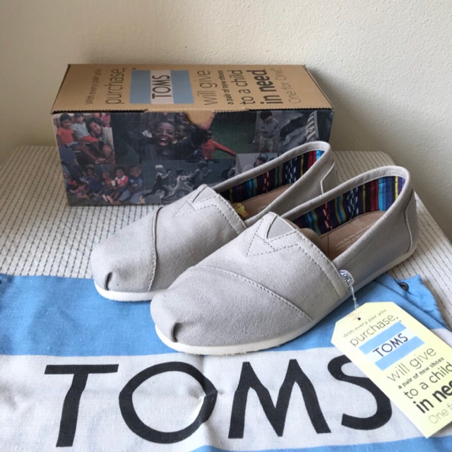รองเท้า TOMS light grey seasonal ของแท้ | Shopee Thailand