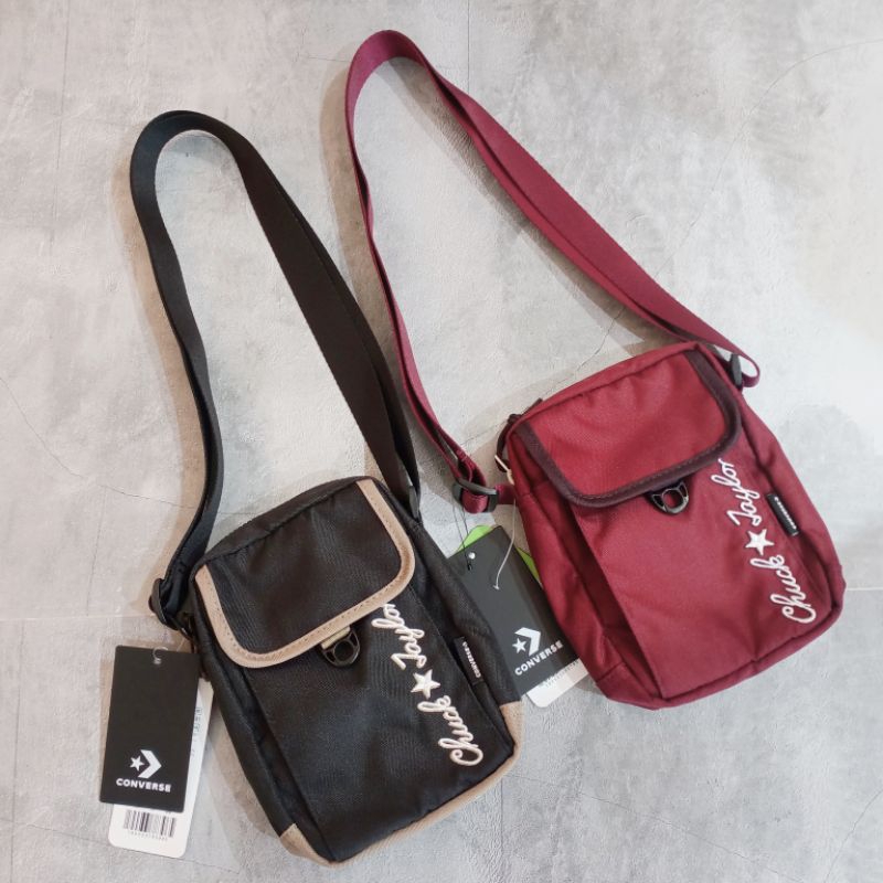 กระเป๋าสะพาย - กระเป๋าสะพายข้างปักลาย CONVERSE - สีดํา/แดง [10023825 ...