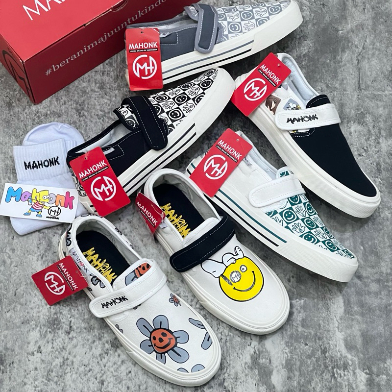 รองเท้า LOKAL Mahonk - Slip On Velcro Motif วัสดุผ้าใบ // แบรนด์ ...