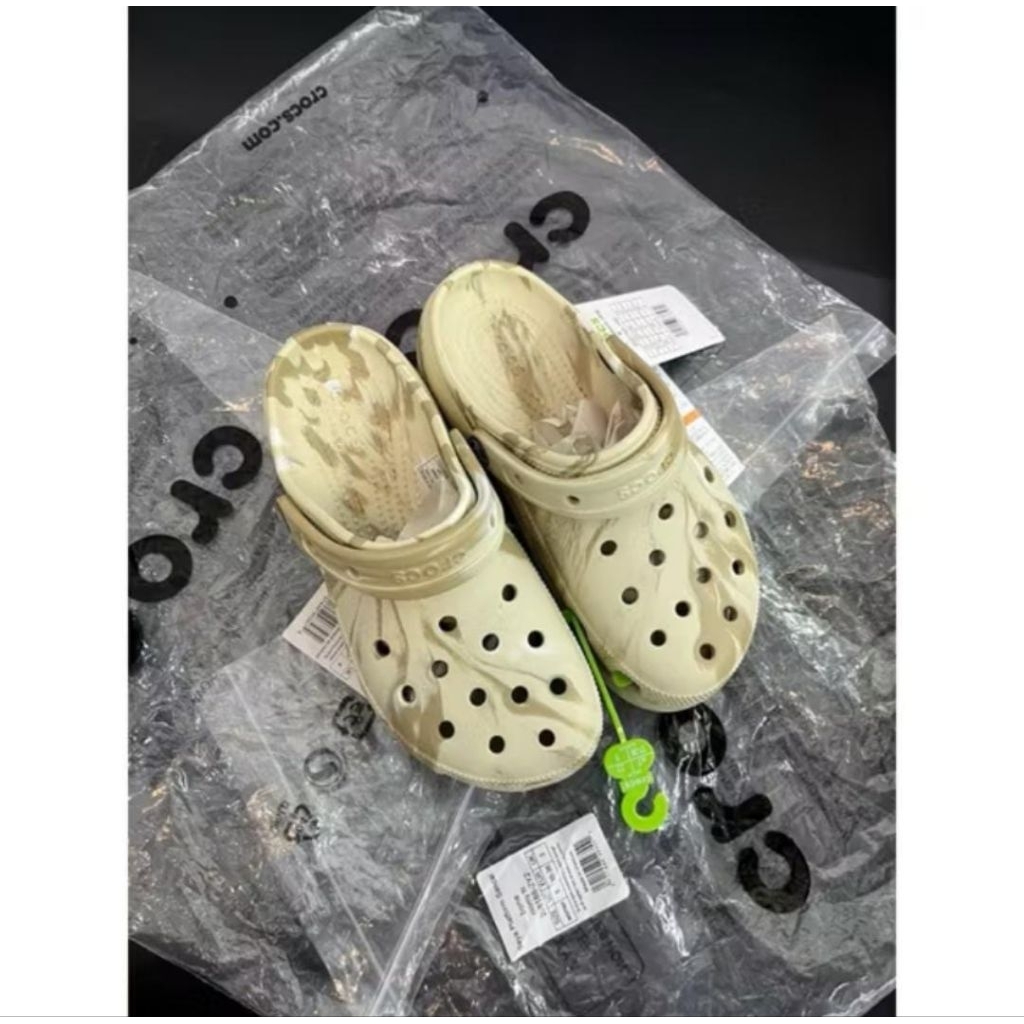 Crocs Platform Clogs Abstract motif / Crocs Classic Platform Clogs ...