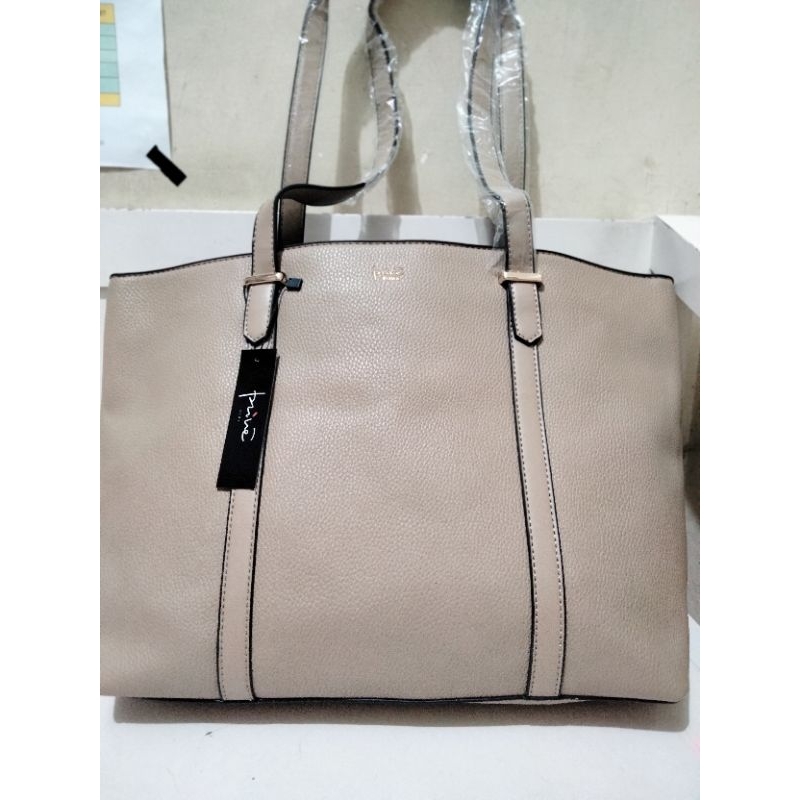 กระเป๋า Prive Roma Bata Tote | Shopee Thailand