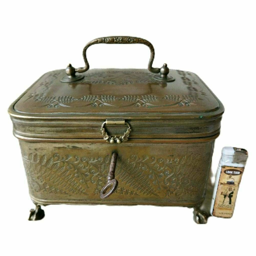 Vintage Display of Brass Kinangan Box Silver Plated Lockwood เข็มกลัด ...