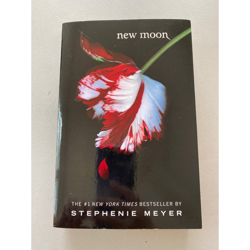 New Moon [The Twilight Saga] - Stephenie Meyer | Shopee Thailand