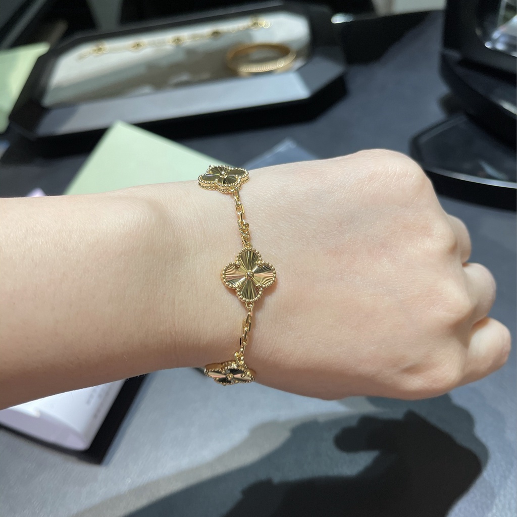 Vca Van Cleef & Arpels สร้อยข้อมือเลเซอร์ 18K รูปใบโคลเวอร์สี่แฉก สีโรส ...
