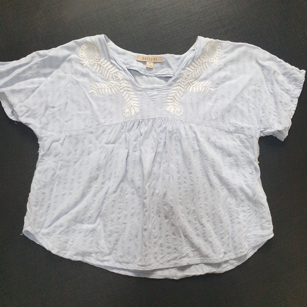 เสื้อเอวลอย สีฟ้าอ่อน ลายลูกไม้สุดน่ารัก 💙 defry 01 [ สินค้ามือ 2 ] | Shopee Thailand