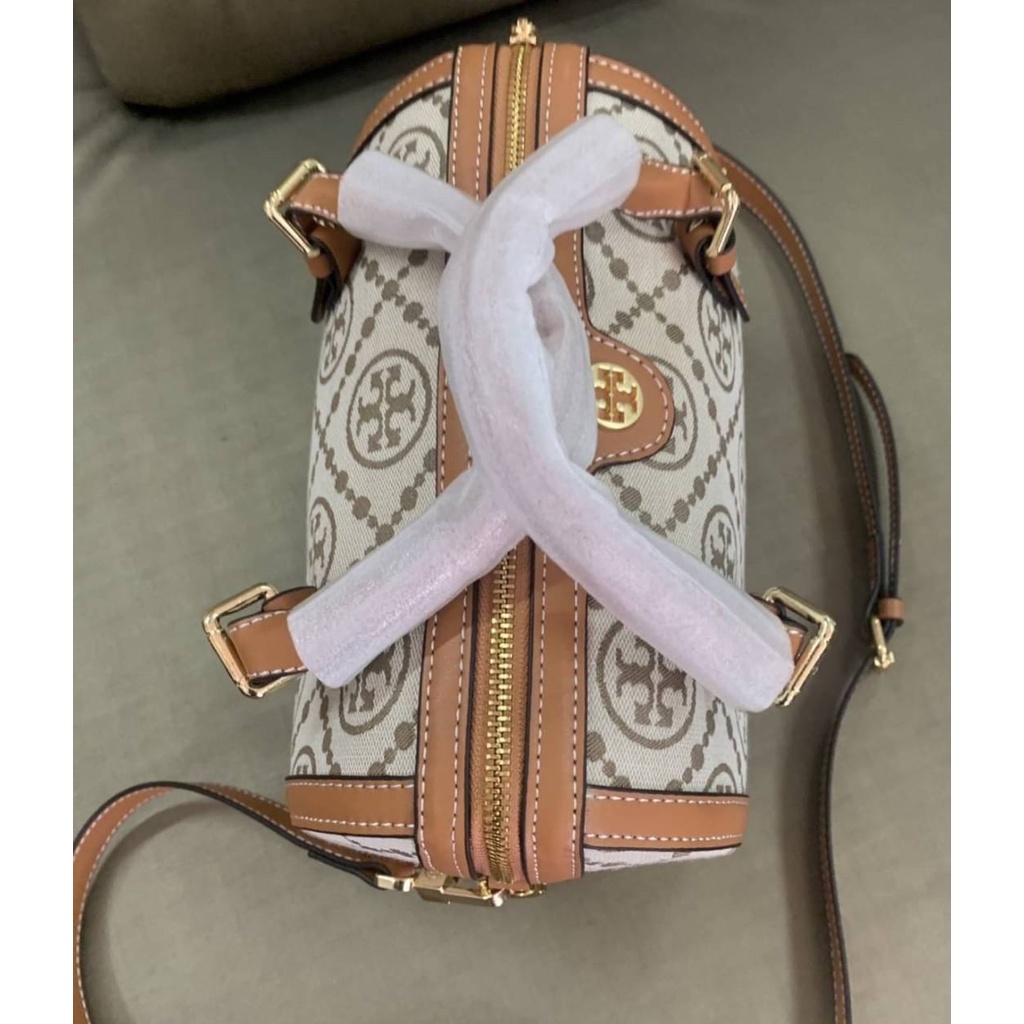 กระเป๋าสะพายข้าง Tory burch factory monogram jacquard boston bag ...