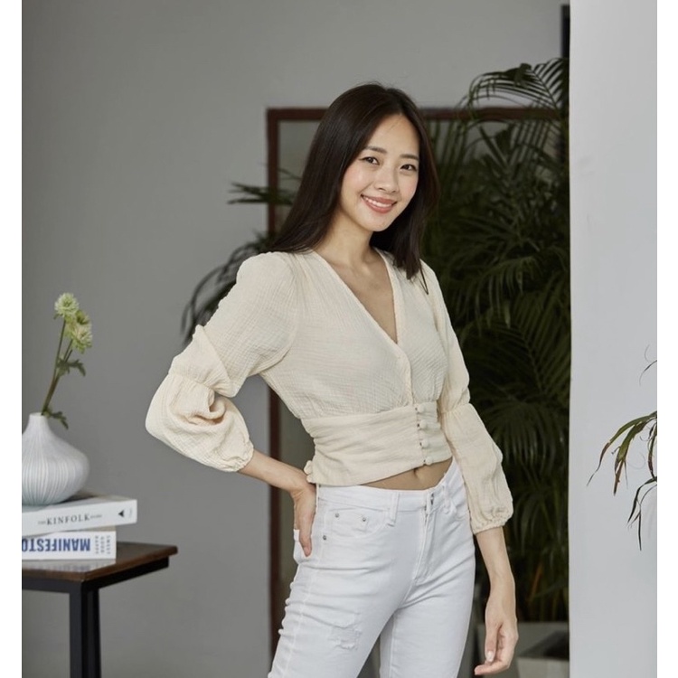 Liv brand ครอปแขนยาว คอวีลึก สีครีม | Shopee Thailand