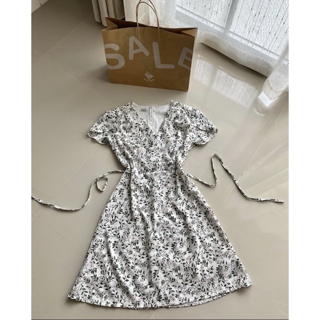 เดรสลายดอก modish สีขาว มือสอง | Shopee Thailand
