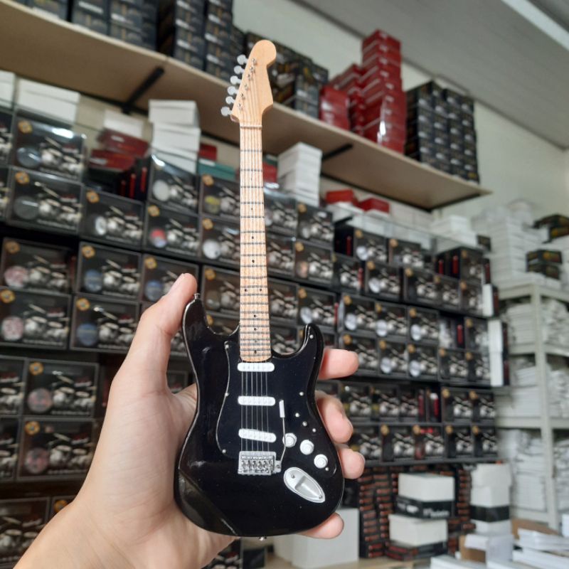 กีตาร์ไฟฟ้าขนาดเล็ก FENDER STRAATOCASTER FULL BLACK slla 1/6 Collection ...