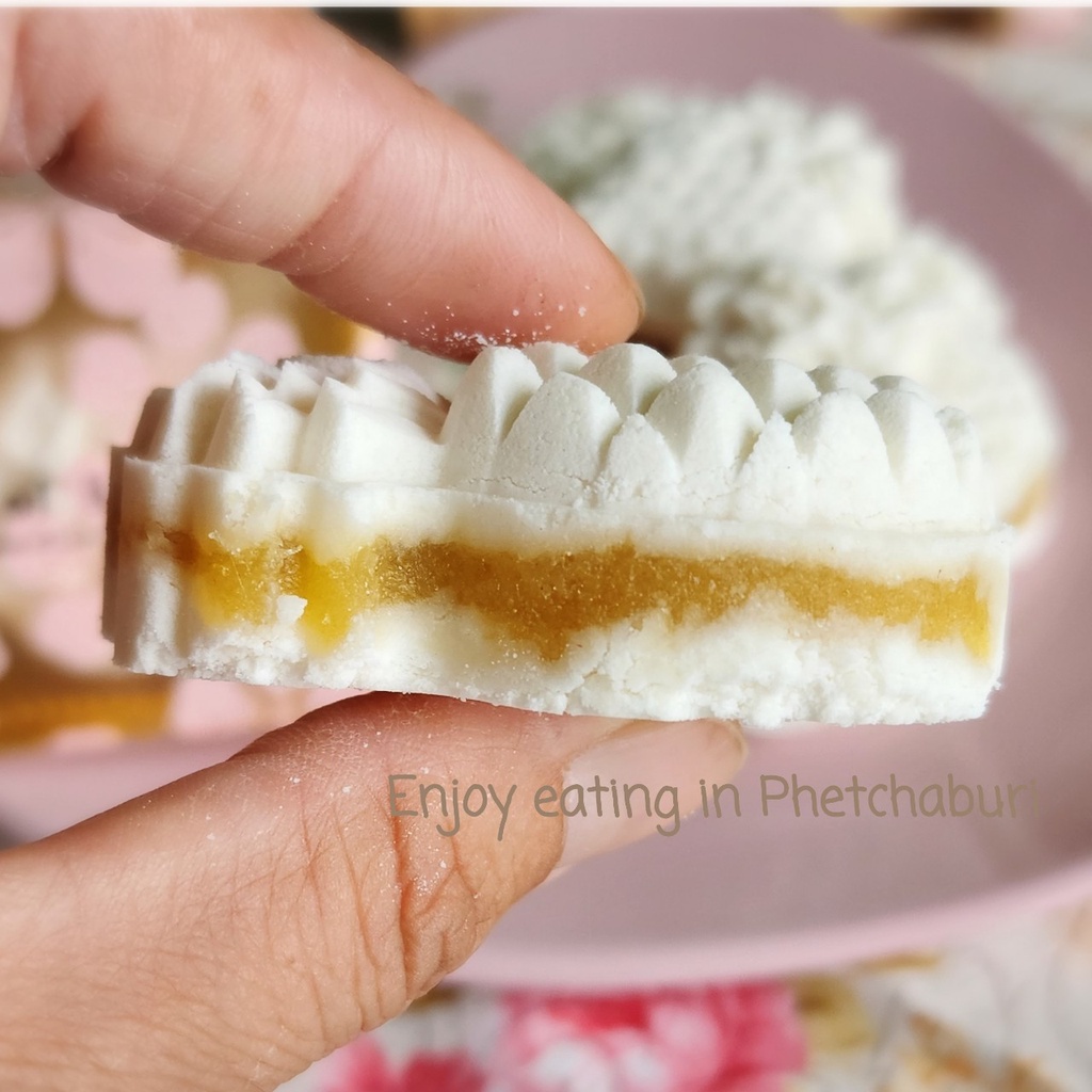 ขนมโก๋ใส่ไส้ อบควันเทียน จำนวน 1 ชิ้น ขนมไหว้พระจันทร์ จำนวน 1 ชิ้น ...