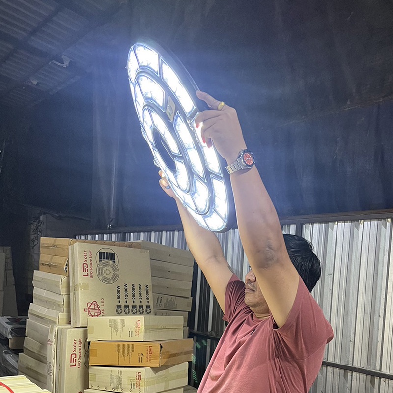 ใหม่ล่าสุด UFO-500000W 1272LED สว่าง 360 องศา กันน้ำ IP67 ใช้พลังงานแสงอาทิตย์100% รับประกัน1ปี ...
