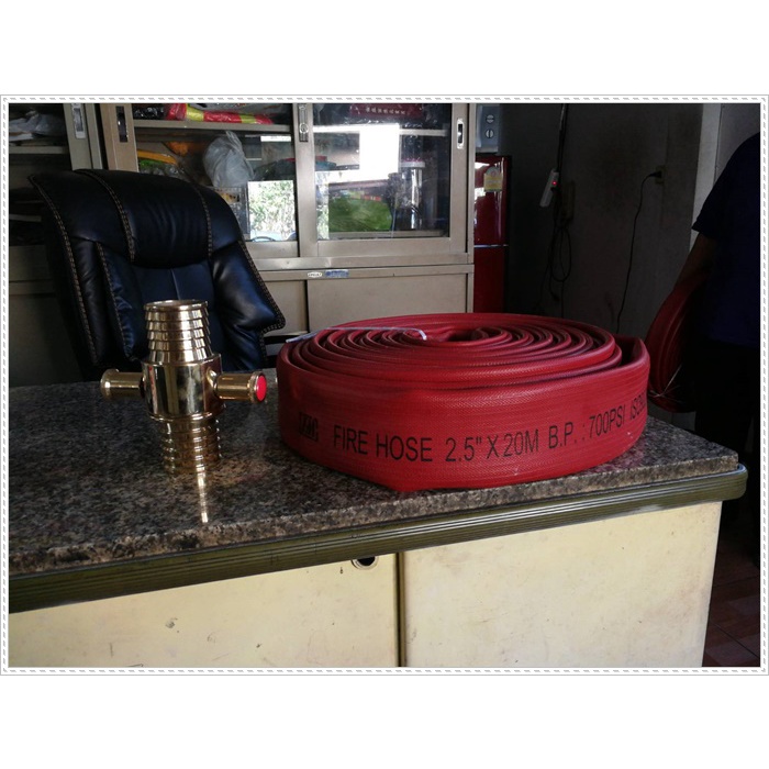 สายส่งน้ำดับเพลิง สีแดง ชนิดยาง pvc ขนาด 2.5"x30 เมตร ยี่ห้อ FireMaster (extra) พร้อมข้อต่อสวม ...