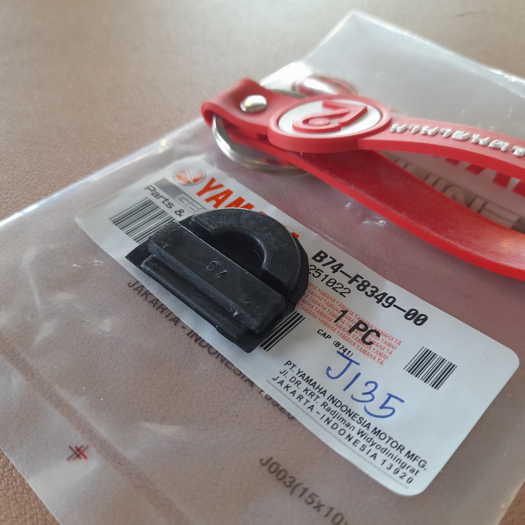 B74F834900 ฝาปิด ยางรองช่องเก็บของ Xmax แท้ B74-F8349-00 | Shopee Thailand