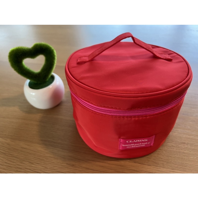 กระเป๋าใส่เครื่องสำอาง Clarins sustainable pouch made of recycled ...