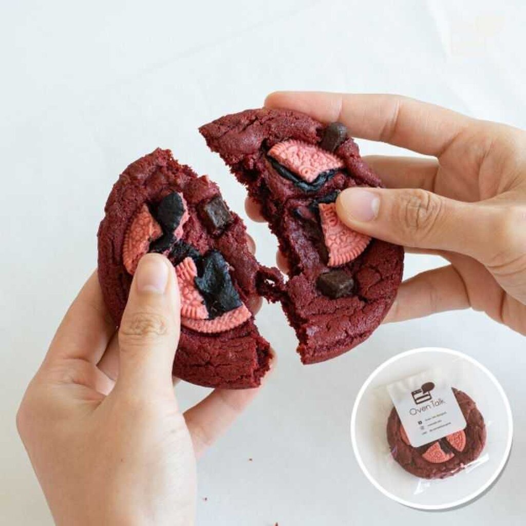 Red Jumbo Cookies ท้อปด้วย Chocolate Chunk กับโอรีโอ้ Black Pink - Oven ...