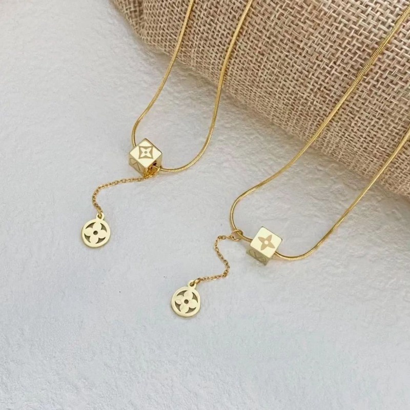 Square Clover จี้สร้อยคอสแตนเลสที่ไม่ซ้ํากันแฟชั่น All-Match ไทเทเนียม ...