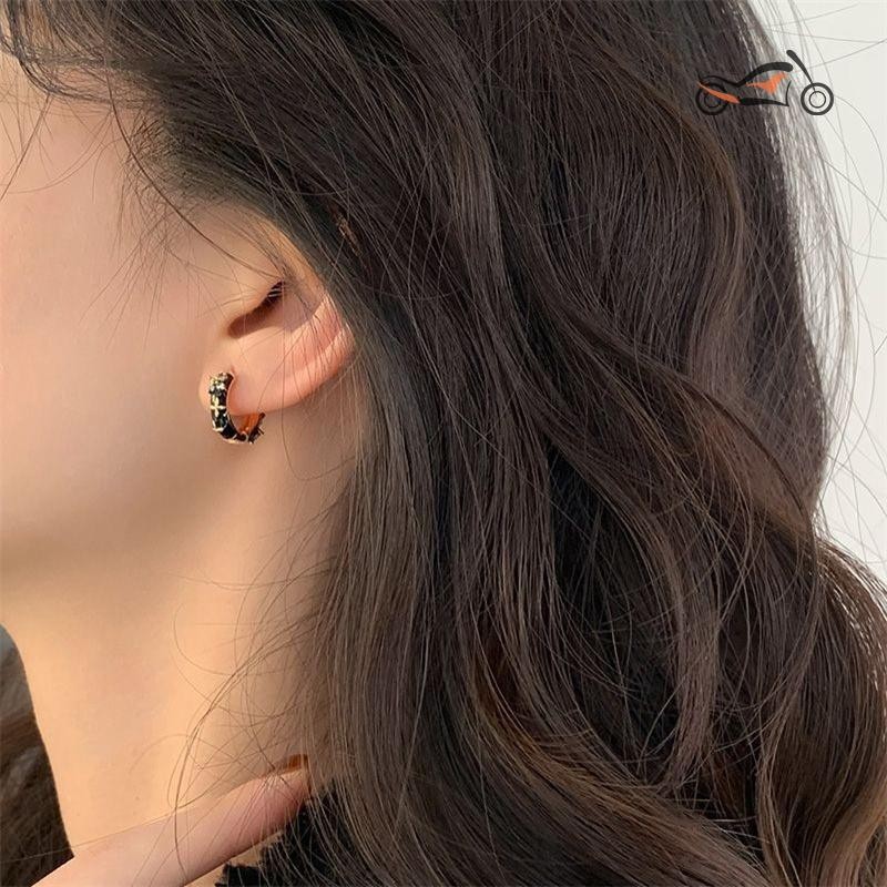 [SU] ต่างหูหมุดเงิน 1 คู่พร้อมคลิปหูเคลือบสีดํา TH | Shopee Thailand