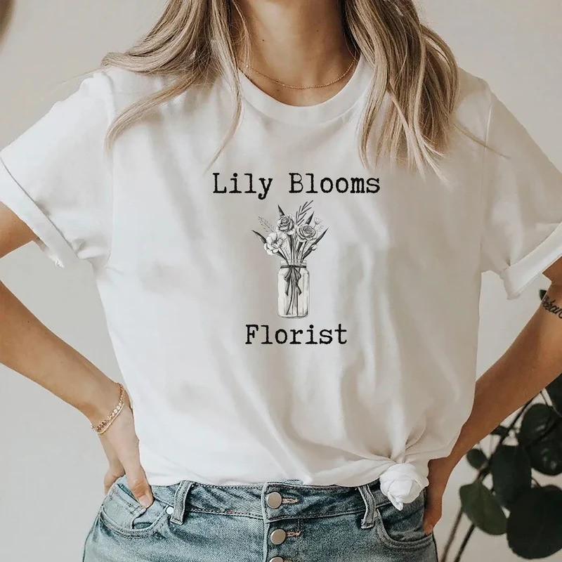 ร้านดอกไม้ Lily Blooms สีสันสบาย ® เสื้อ It Ends With Us เสื้อยืด ...