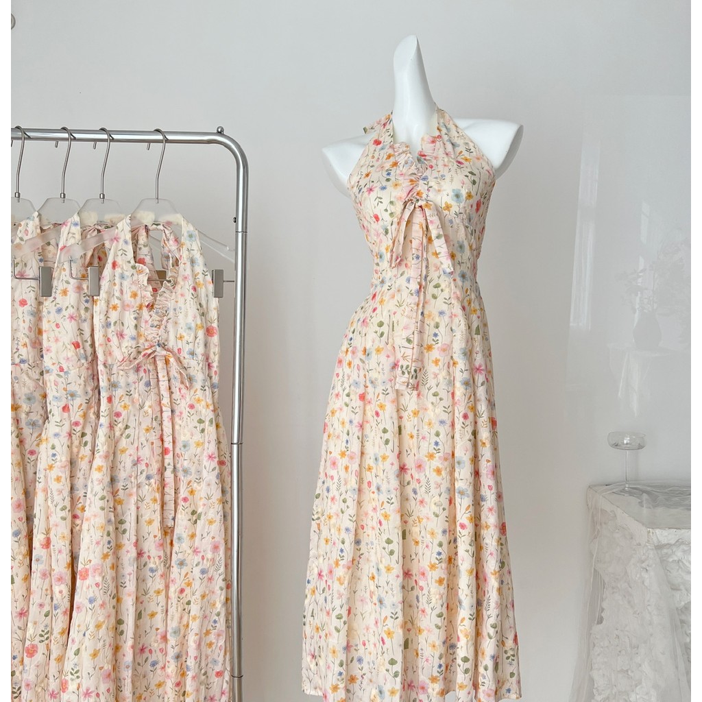 ชุดเดรสปักลายดอกไม้ฤดูร้อนจาก Acaine ดีไซน์เฉพาะตัวที่เพรียวบางและมี ...