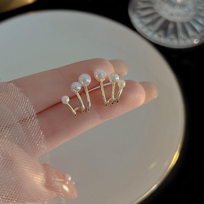 2023 S925 เข็มเงินเกาหลี Simple Claw Pearl Light Luxury ต่างหูพรีเมี่ยม | Shopee Thailand