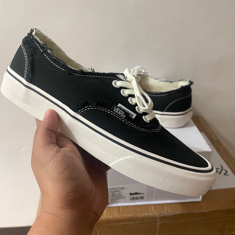 Vans x Invincible Authentic Frayed `Black White (men and women ...