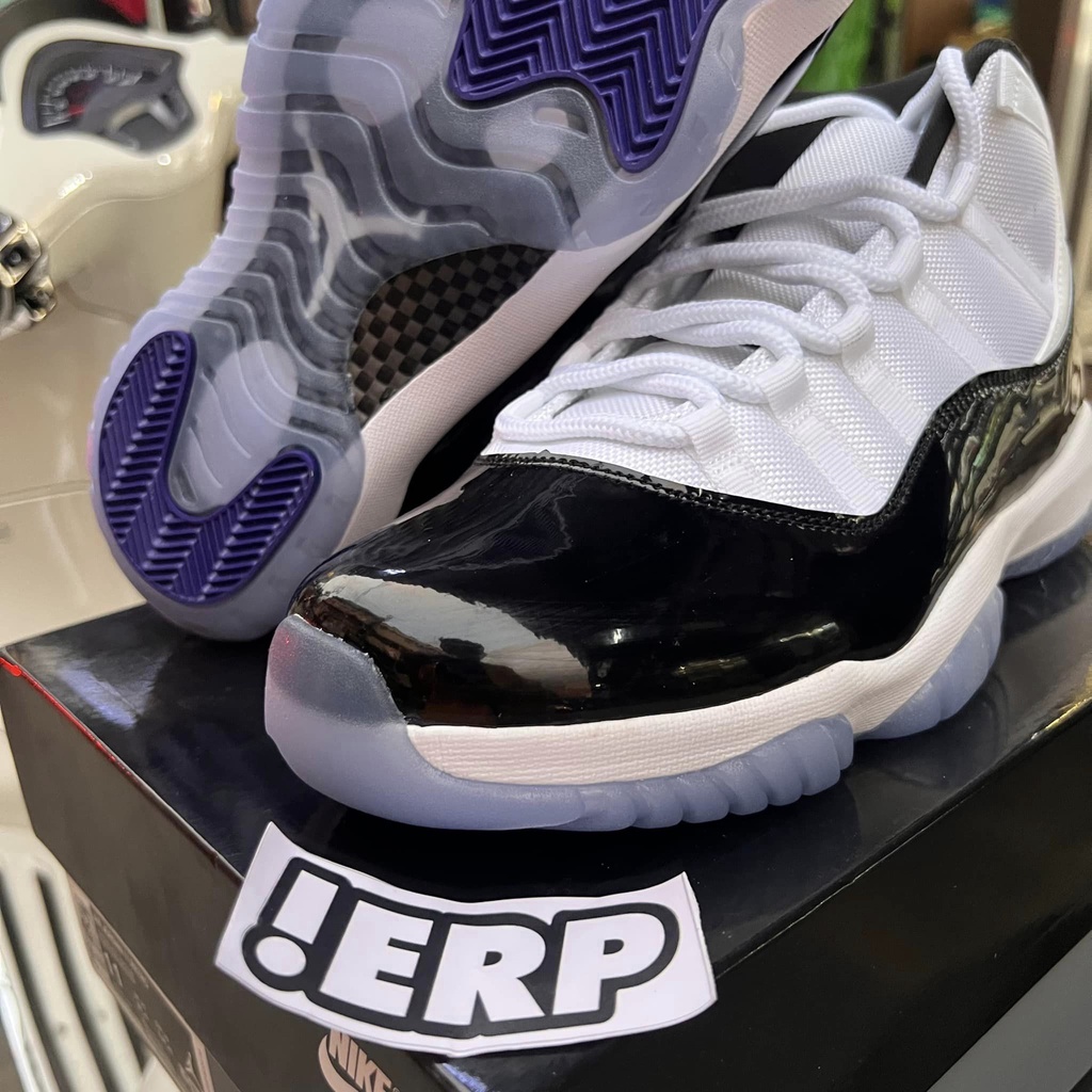 ถุงเท้าฟรี Jordan 11 High "Concord" Colorway (คุณภาพสูงสุด) Fashion ...