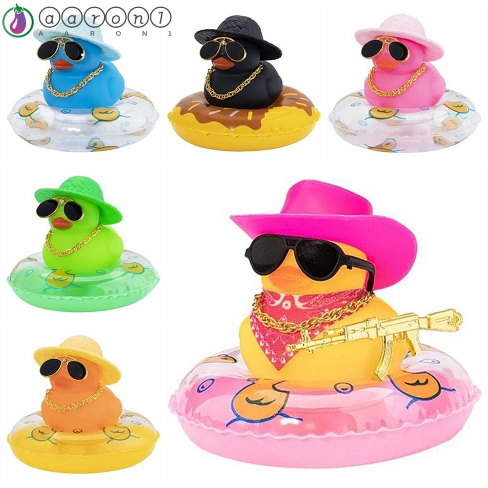 Aaron1 ของตกแต่งรถยนต์ รูปเป็ดส่งเสียงดัง เป็ด สีทอง พร้อมหมวก แว่นกันแดด ห่วงยาง แดชบอร์ดเป็ดสี ...