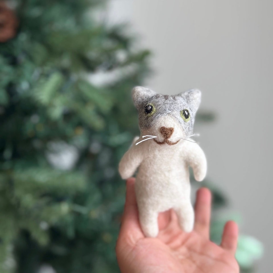 【งานเฟลท์】ตุ๊กตาหุ่นนิ้วมือใยขนแกะ แมว "โมจิ" แมวสีเทาขาว / Felt Finger ...