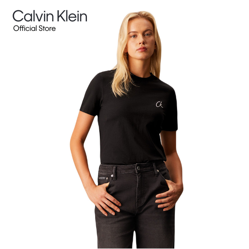 CALVIN KLEIN เสื้อยืดคอกลมแขนสั้นผู้หญิง Embroidered Logo ทรง Regular ...