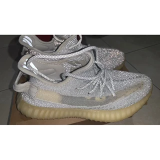 ช้อป Adidas Yeezy Boost 350 V2 ง่าย ๆ บน Shopee | มิ.ย. 2024