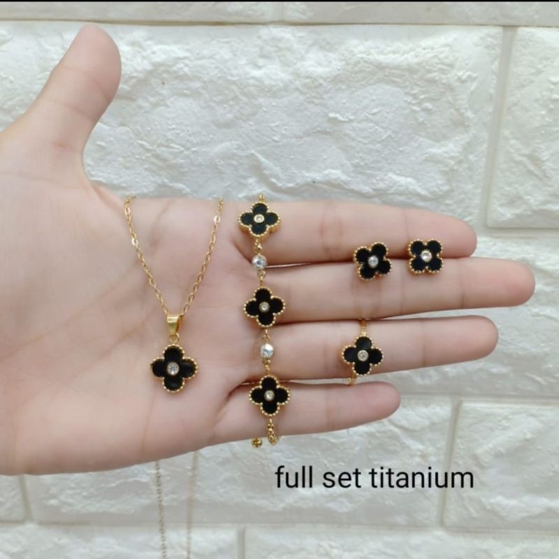 Titanium clover Set ไม่ซีดจาง มีสร้อยคอ สร้อยข้อมือ แหวน ต่างหู ...